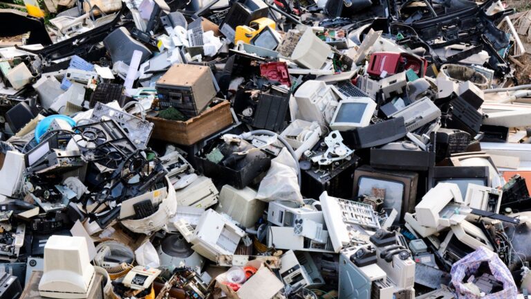Limbah Elektronik: Peraturan Pengelolaan di Indonesia - Universal Eco