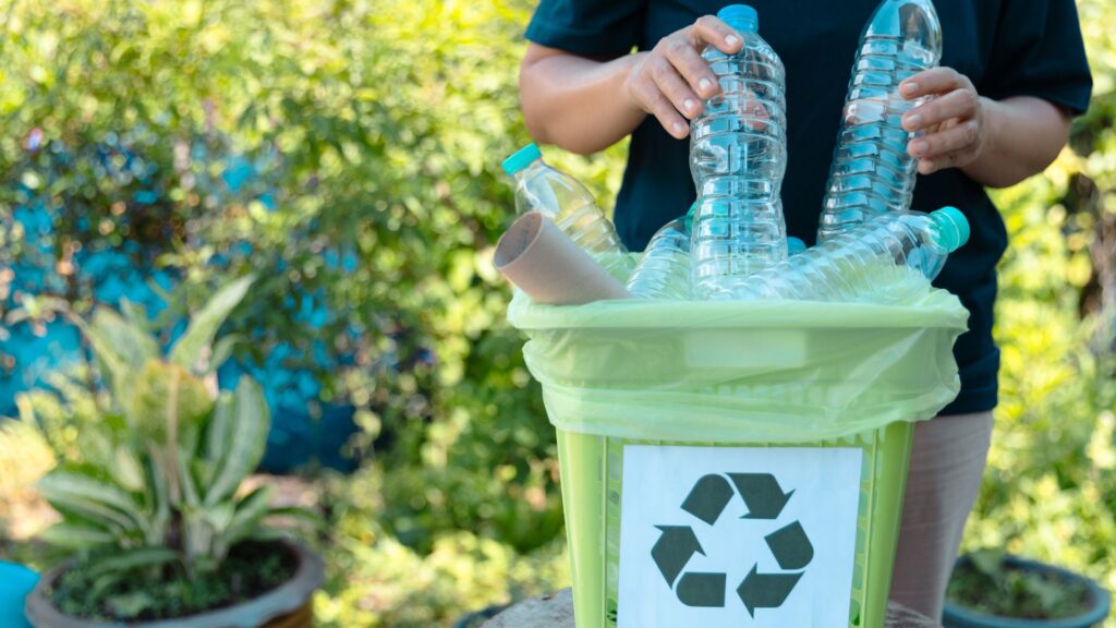 Tukar Botol Plastik Jadi Sembako: Cara Ampuh Masyarakat Pilah-Pilih ...